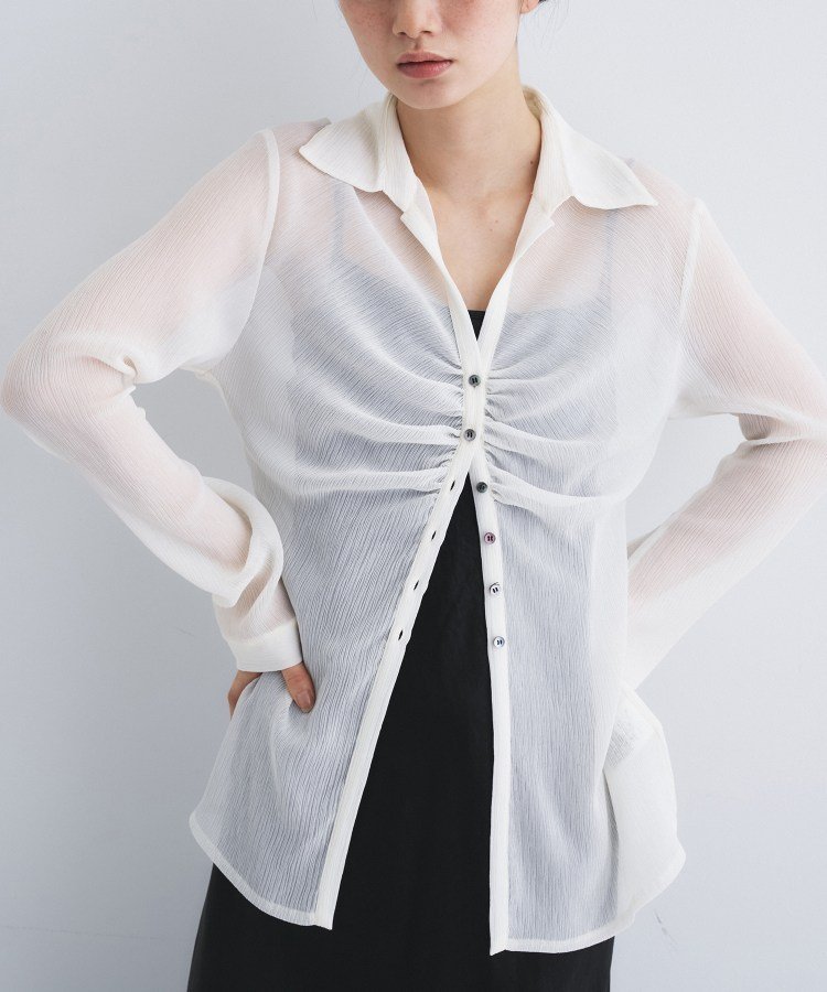 CODE A（コードエー）thin gather shirts凛とした衿元に、楊柳が描くたおやかな陰影を。【デザイン】高さのある衿元と、少しえぐれた袖のラインがモードな表情をつくる、こだわり抜いたシルエットのシャツ。随所に施されたギャザーが...
