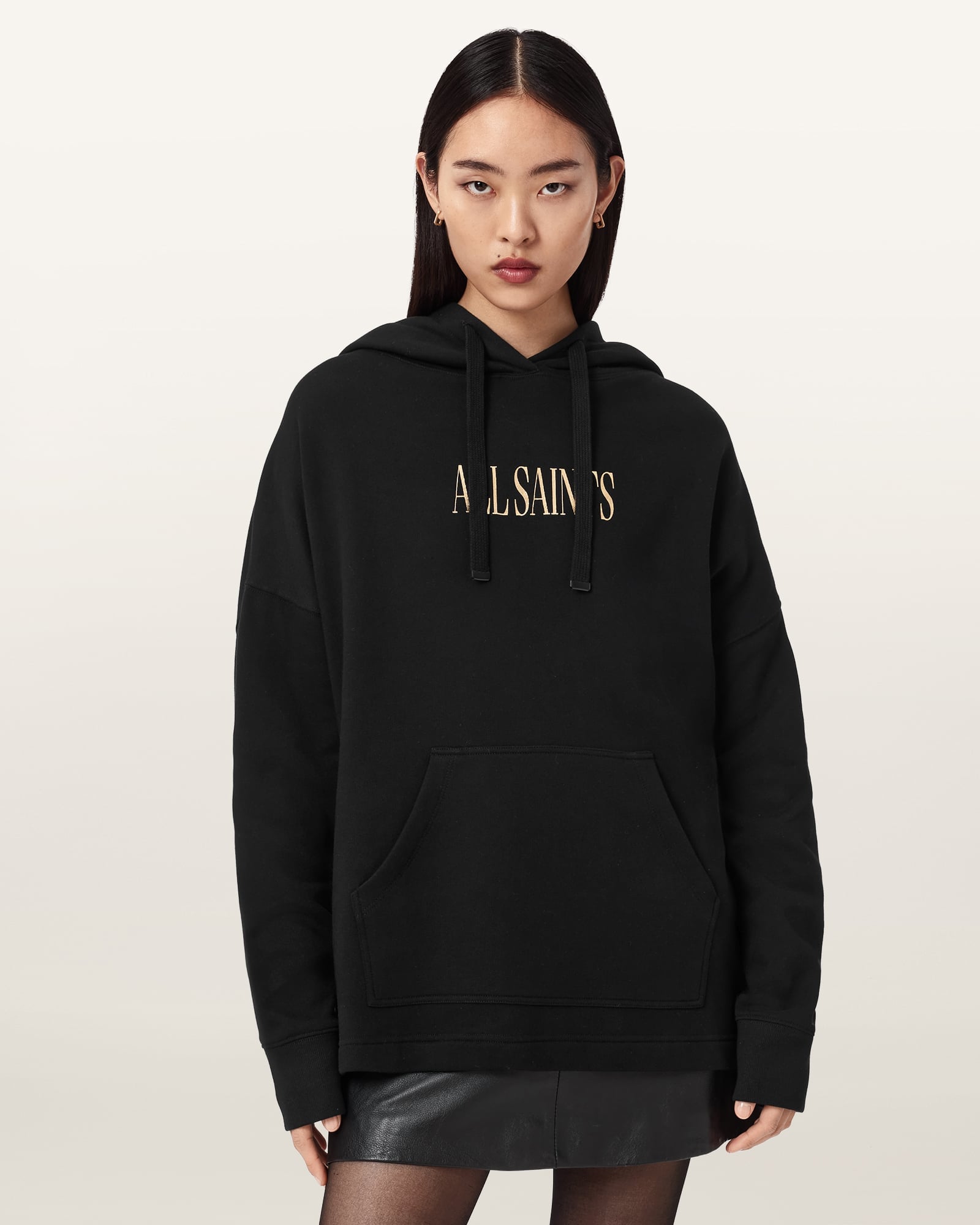 ALLSAINTS（オールセインツ）(W)CORA ETIE HOODYバックサイドにややパンキッシュなグラフィックプリントを纏わせ、スタイリッシュな雰囲気で着こなせるロングスリーブフーデッドパーカーが登場しました。インサイドには厚過ぎない...