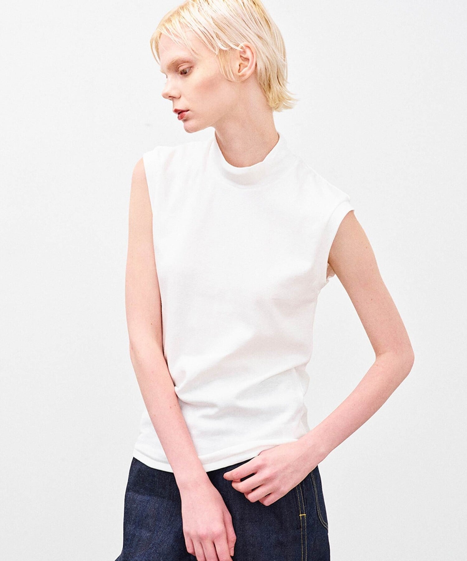 Bshop（ビショップ）ANATOMICA ｜ モックネック スリーブレスTシャツ WOMEN＜デザイン＞-ミニマルなノースリーブTシャツ-レギュラーフィット-モックネック＜素材＞-通気性と保温性を併せ持つグログラン素材-優れた伸縮性-適度...