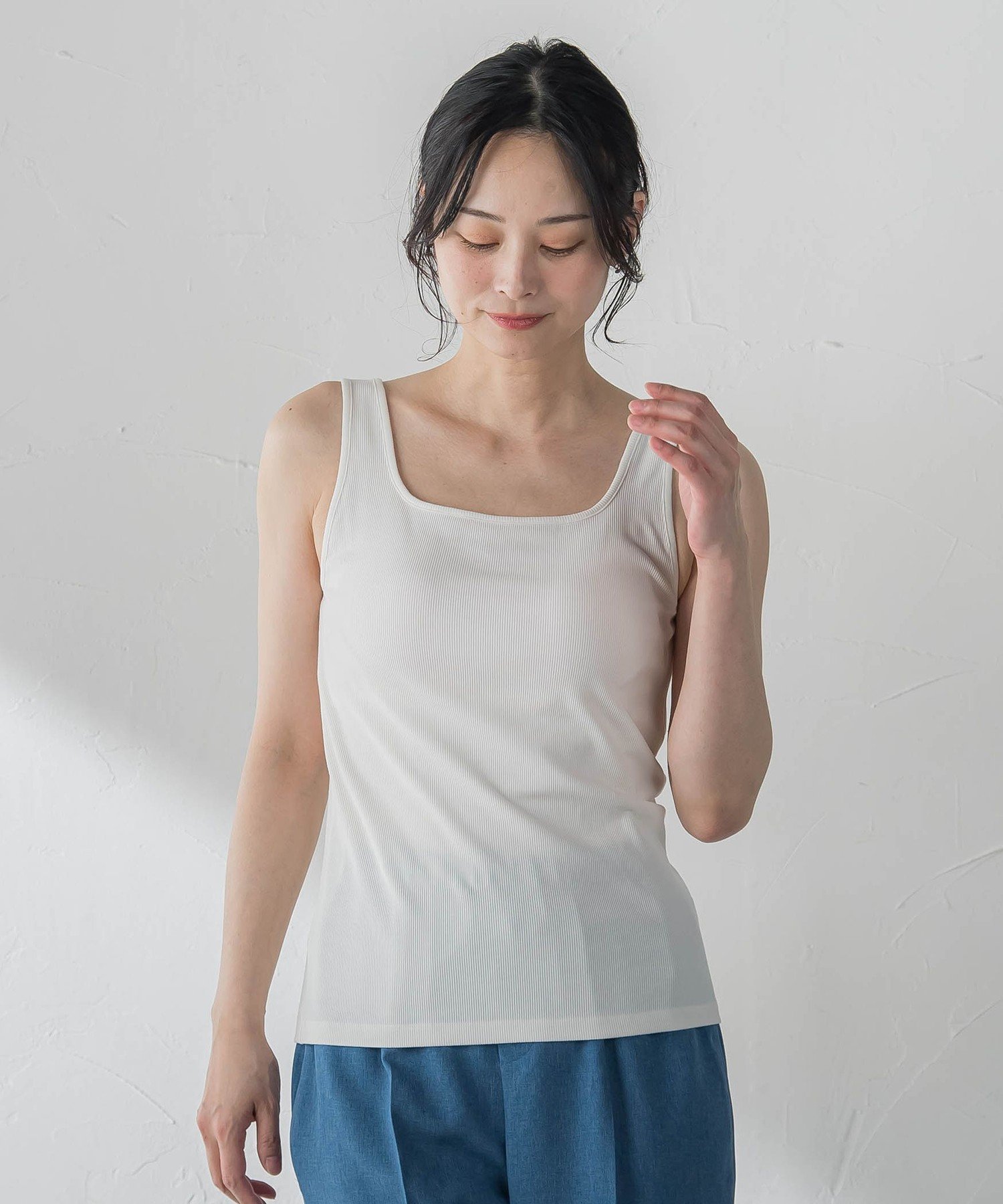 LAUTREAMONT（ロートレアモン）コットンカップ付きインナー【デザイン】着こなしの完成度を引き上げる、大人のためのカップ付きタンクトップ。シアーブラウスやニットのインナーとしてはもちろん、ジャケットやシャツを羽織るスタイルにも美しくな...
