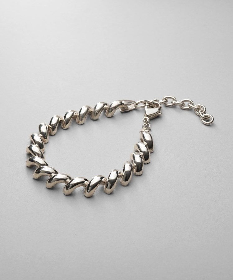 COCOSHNIK（ココシュニック）シルバー デザインチェーン サンマルコブレスレット洗練されたサンマルコチェーンが特徴的なブレスレット。ニュアンスのあるチェーンが光を受けて絶妙な反射を生み出し、シンプルな装いでも存在感を引き立てます。サン...