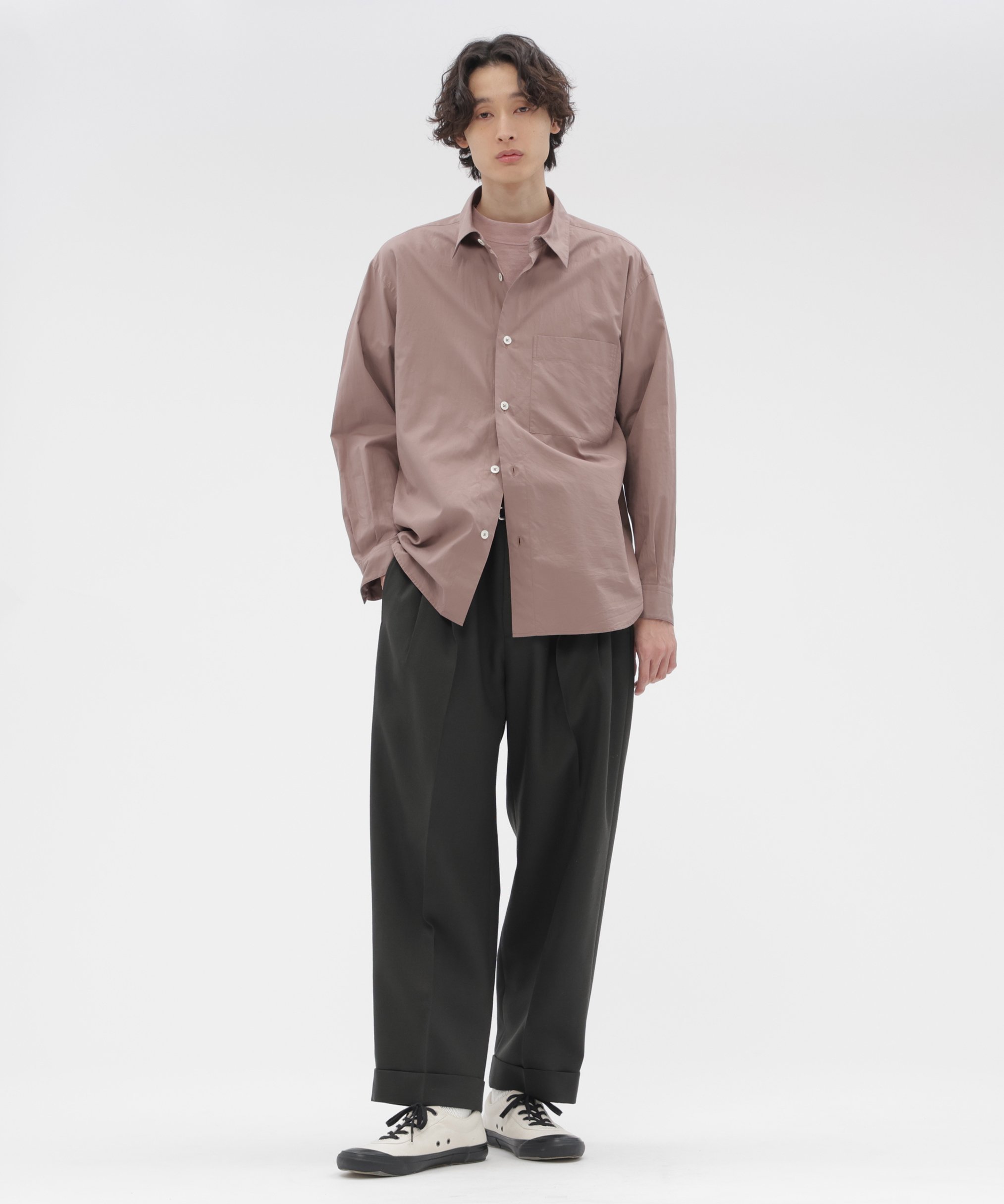 MARGARET HOWELL（マーガレット・ハウエル）DOUBLE TWISTED WOOL TROUSERSイタリアンウールを用いた、ドライな風合いのトラウザーズ。強撚糸ならではの反発力と、キャンバスのような凹凸を備えた平織素材。柔らか...