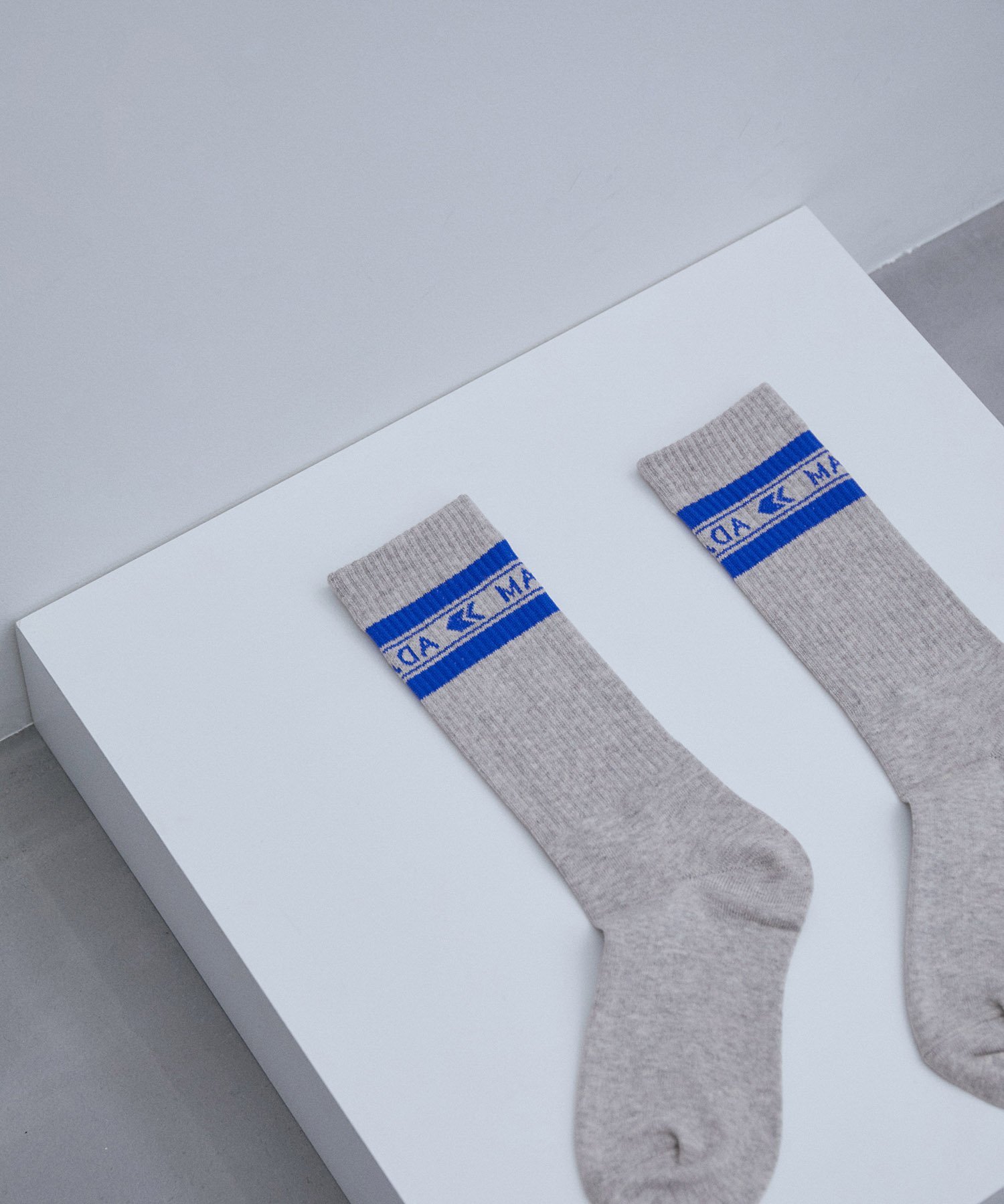 ADAM ET ROPE'（アダムエロペ）ロゴラインソックスオリジナルのラインロゴがアクセント。外しアイテムとしてもおすすめなモード顔ソックス◆2022-23秋冬◆ADAMETROPE'FEMME【Material】厚すぎない中肉のコットン...