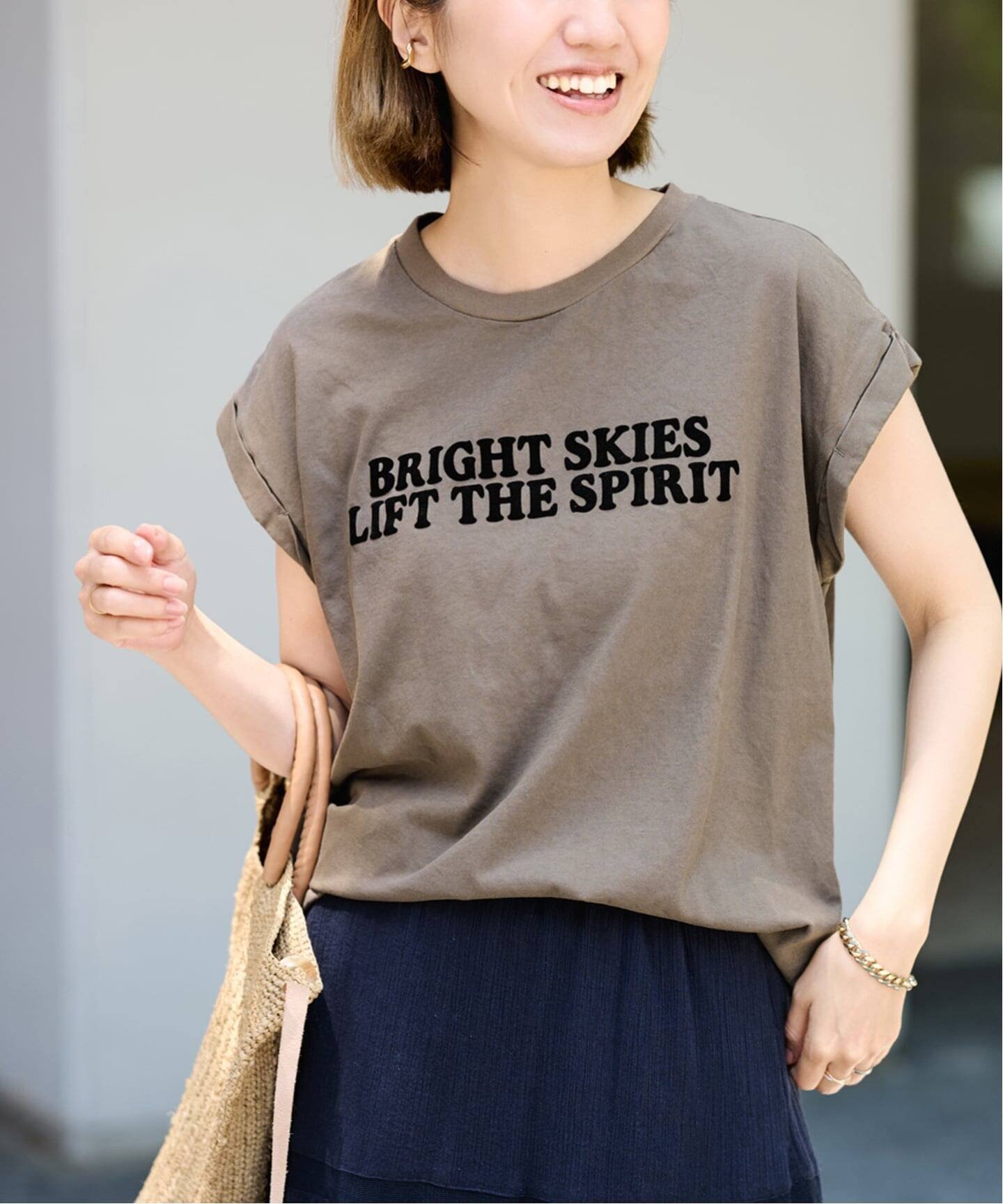 FRAMeWORK（フレームワーク）フロッキーロゴT-SHIRTフロッキーロゴがポイントになるTシャツ。涼やかなフレンチスリーブで、肩先が隠れる丈感なので腕周りを程よくカバー。ニュアンス感のあるブラウンD・グリーンと、ベーシックに使いやすい...