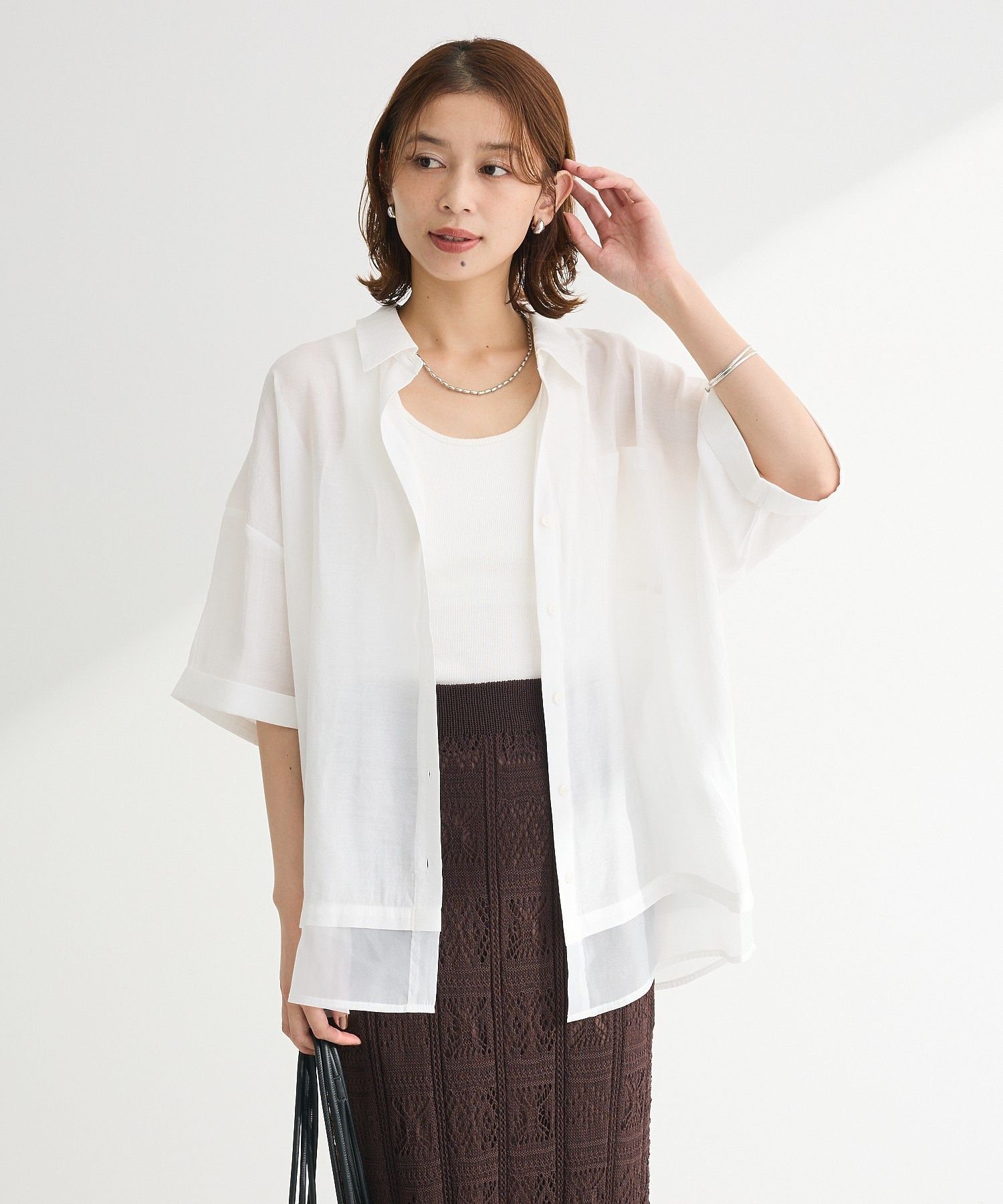 Green Parks（グリーンパークス）裾レイヤードショートスリーブシャツII肌触りのさらりとした素材で涼しげに仕立てたシャツ。シアー素材を裾にジョイントしたレイヤード風デザインがこなれ感たっぷりです。ゆとりのあるボックスシルエットで快適...