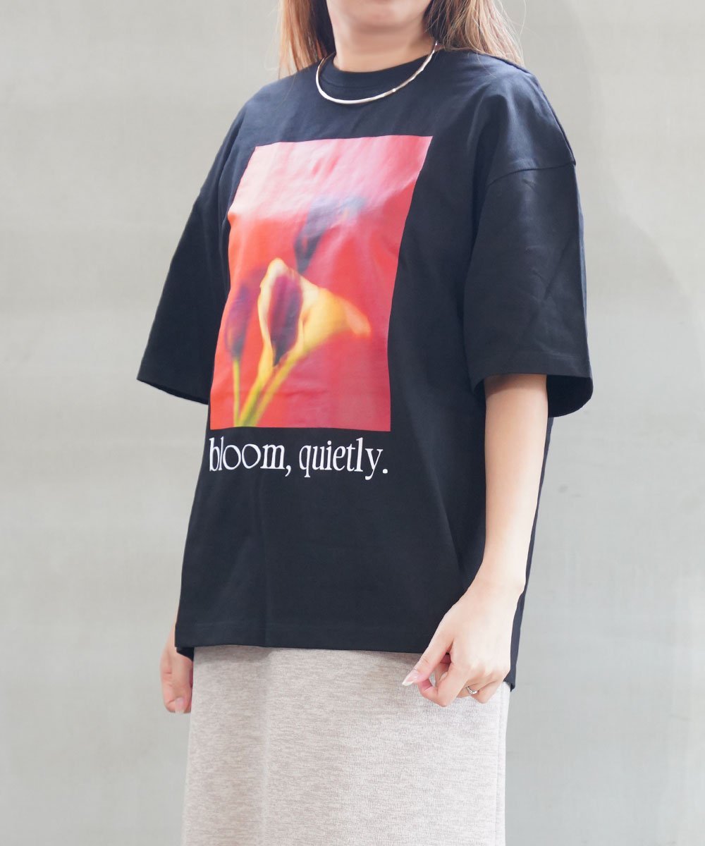 BLEU COMME BLEU（ブルーコムブルー）ホワイト 2WAY プリントTシャツゆったりとしたオーバーサイズシルエットで、リラックス感のある着心地のフラワーフォトプリントTシャツ。前後着用可能な2Wayで、袖をロールアップすると、左袖...