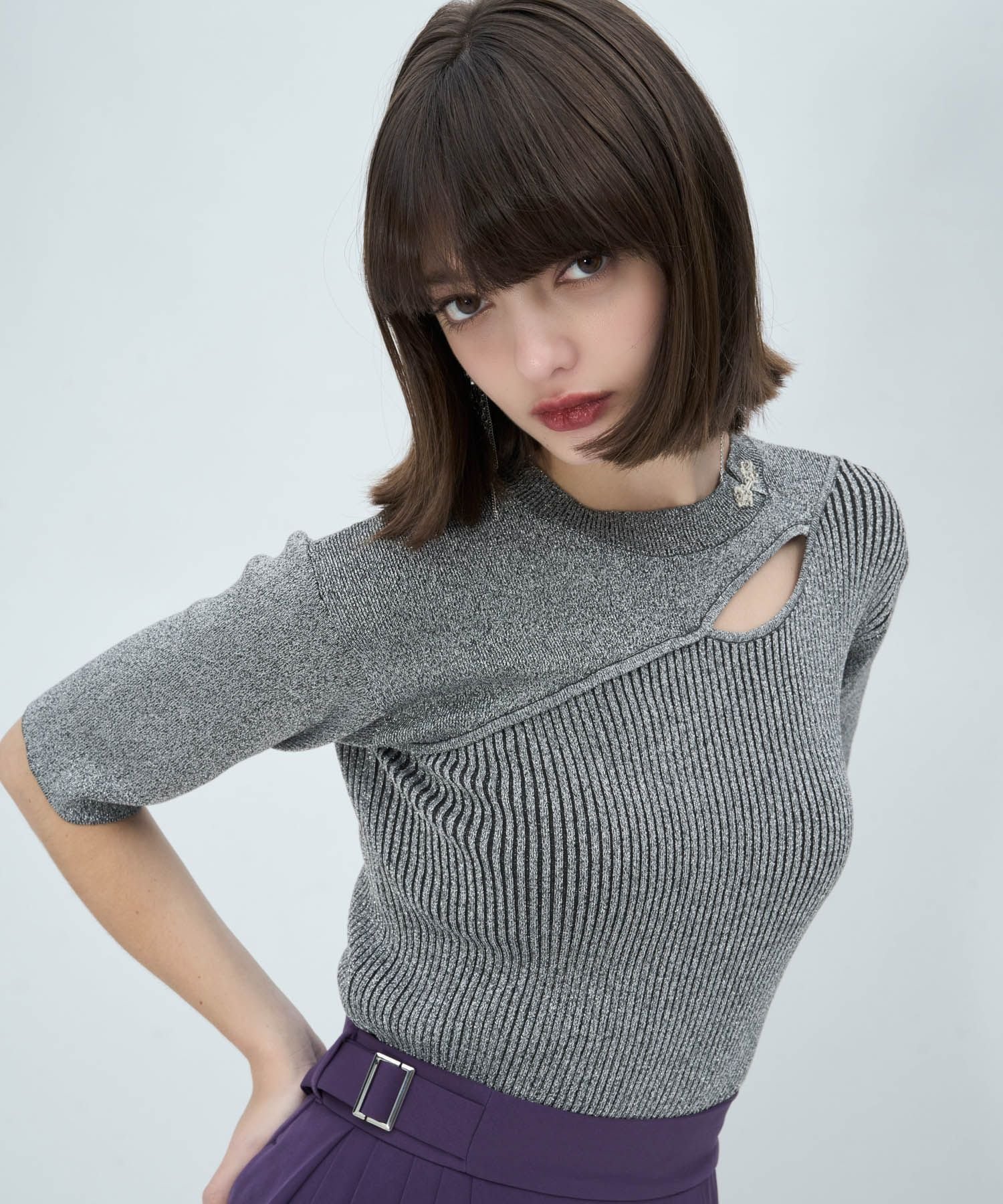 HARE（ハレ）チャイナカナグリブニットーーー斜めカットアウトとチャイナ金具がモードなニットトップスーーーpoint□斜めのカットアウトデザインとリブの編地切り替えがモードな印象□ハーフスリーブで二の腕周りをカバーできる□詰まり過ぎない説妙...