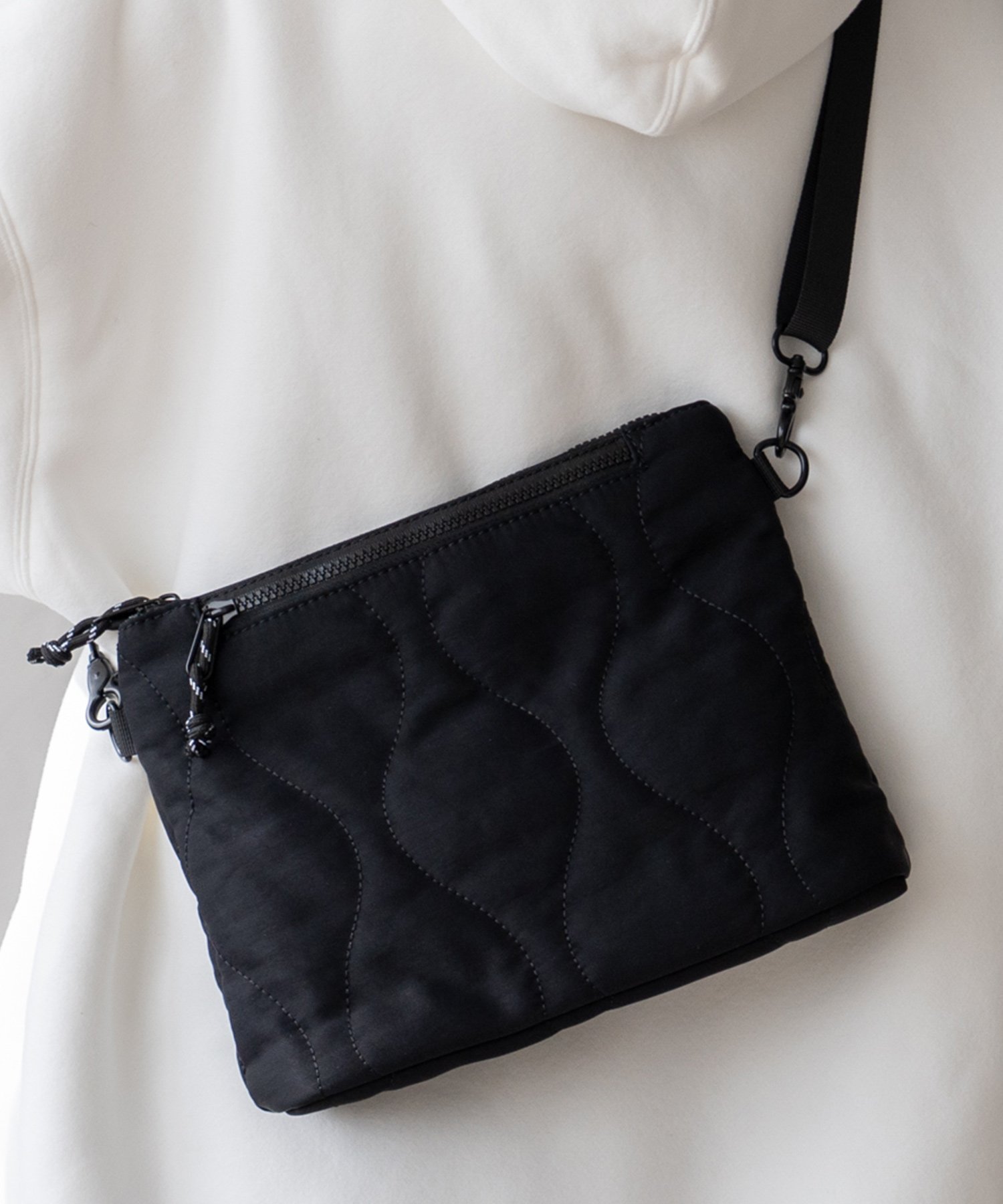 VitaFelice（ヴィータフェリーチェ）キルティングショルダーバッグ レディース 斜め掛け 軽量 小さめ ミニショルダーキルティングショルダーバッグ大きめのキルティングを使用し、シンプルなフォルムで使いやすく、ちょっとしたお出かけやサブ...