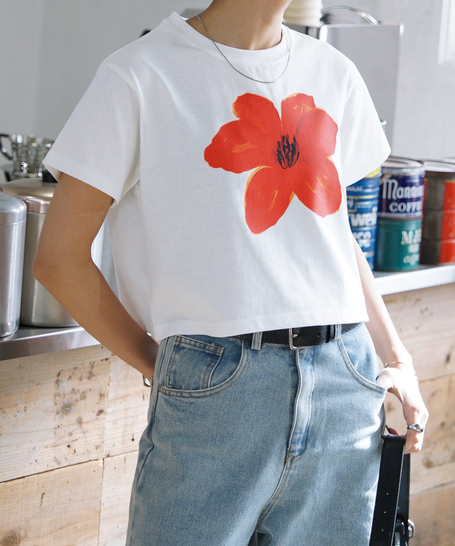 Chillfar（チルファー）FlowerチビTEEシャツ大胆フラワーで魅せる、主役級コンパクトTフロントに大きくあしらったフラワープリントが目を引く一枚。ヴィンテージライクなブラウンボディに、鮮やかなオレンジのコントラストが映えるデザイン...