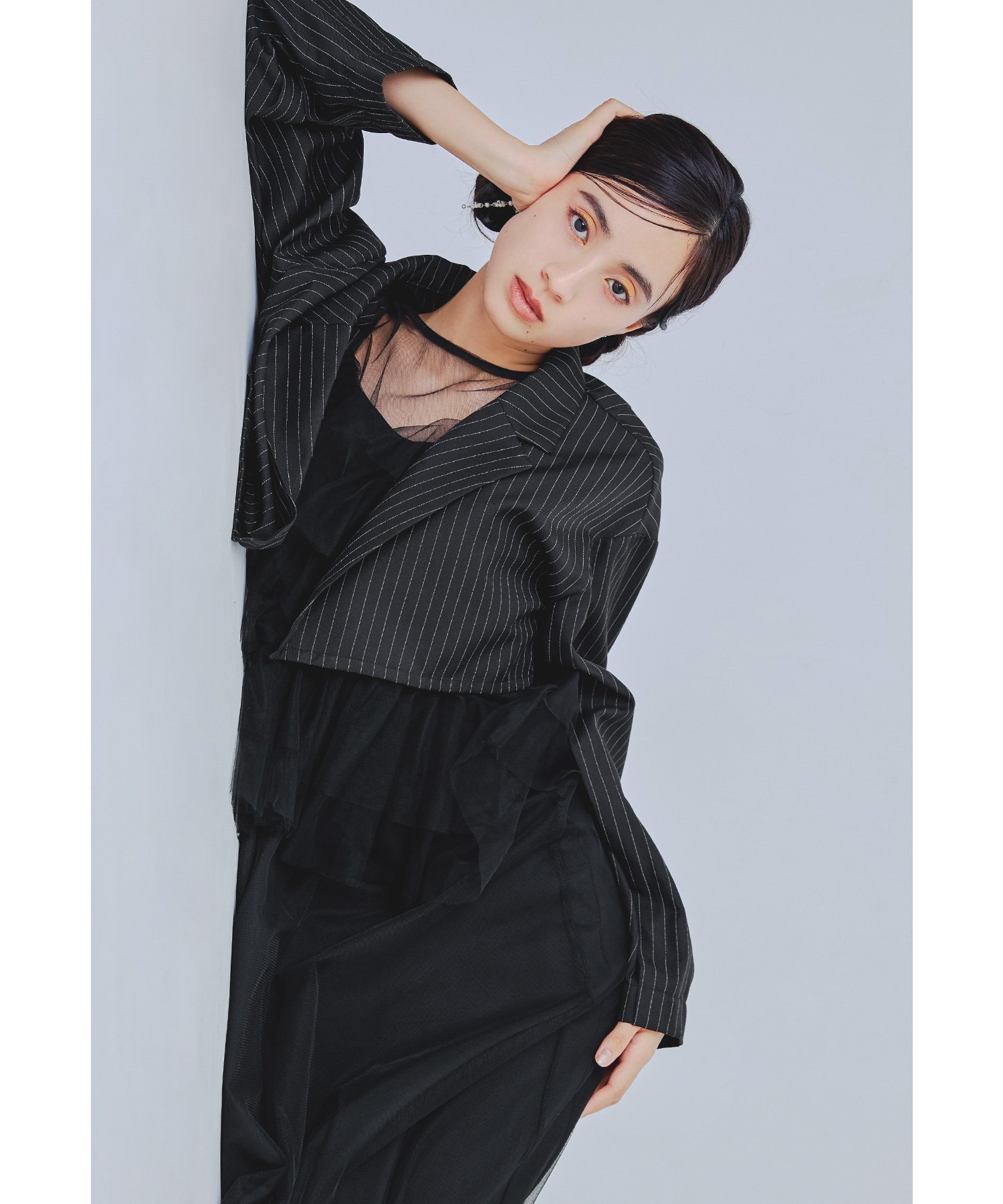 bflat（ビーフラット）フローリッシュブラウスセットアップドレス 3点セット ショート丈ジャケットキャミワンピース、ジャケット、シアートップスの3ピースセット。目を惹くボリューミーなチュールフリルを重ねたキャミワンピースはゆるやかなAライ...