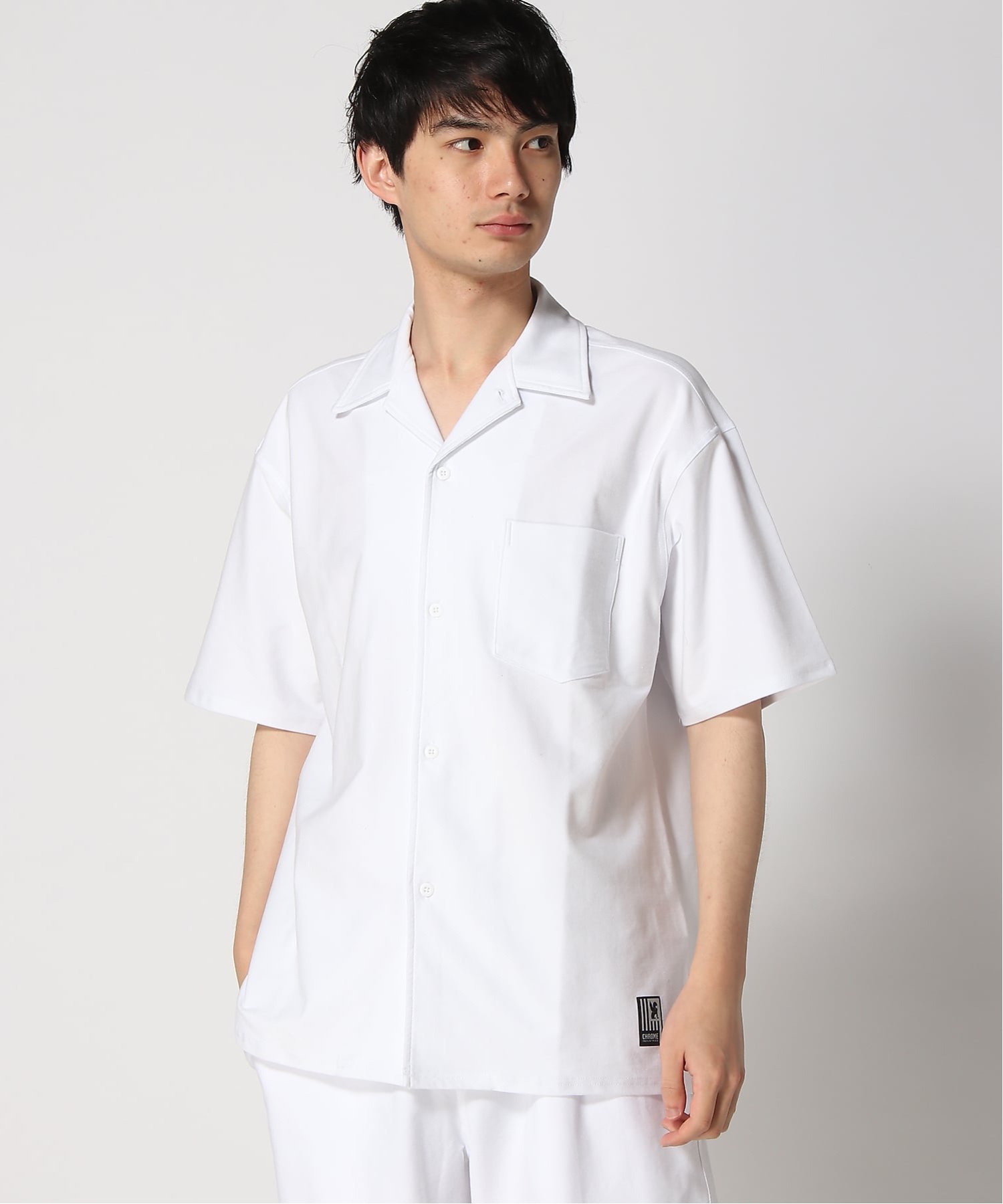CHROME（クローム）(M)LSC SHIRT WIDE FIT OG LOGO爽やかなホワイトのワンカラーがクラシカルな雰囲気を演出する、オープンカラーシャツ。ストレッチ性のあるナイロン混紡素材が動きやすさと快適な着心地を実現し、機能性...