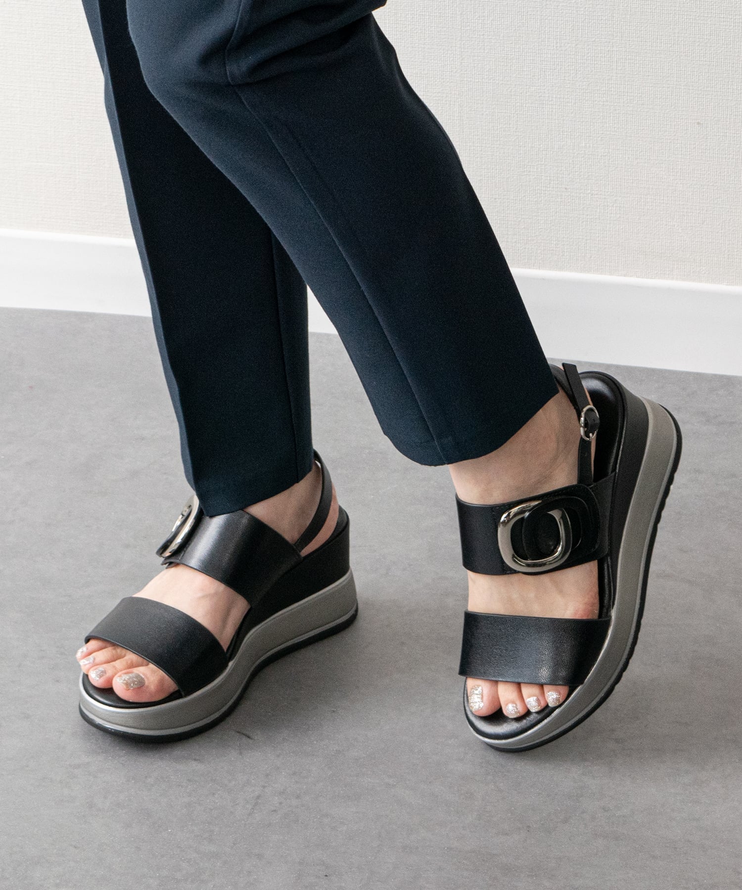 INTER-CHAUSSURES（インターショシュール）【INTER-CHAUSSURES】バックルウエッジサンダル【INTER-CHAUSSURES/インターショシュール】デザイン性と履きやすさを兼ね備えたラインナップに、エッジを利かせた...