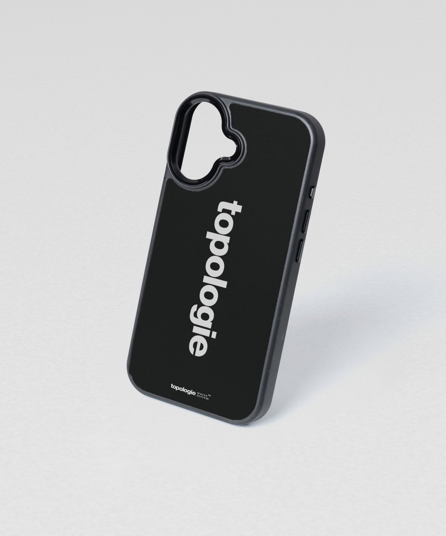 Topologie（トポロジー）Siurana Phone Case / BlackSiuranaPhoneCaseテクノロジーが進化しても、洗練されたデザインはいつも変わらず私たちの生活に寄り添ってくれます。フォンケースの基本に立ち返り、...