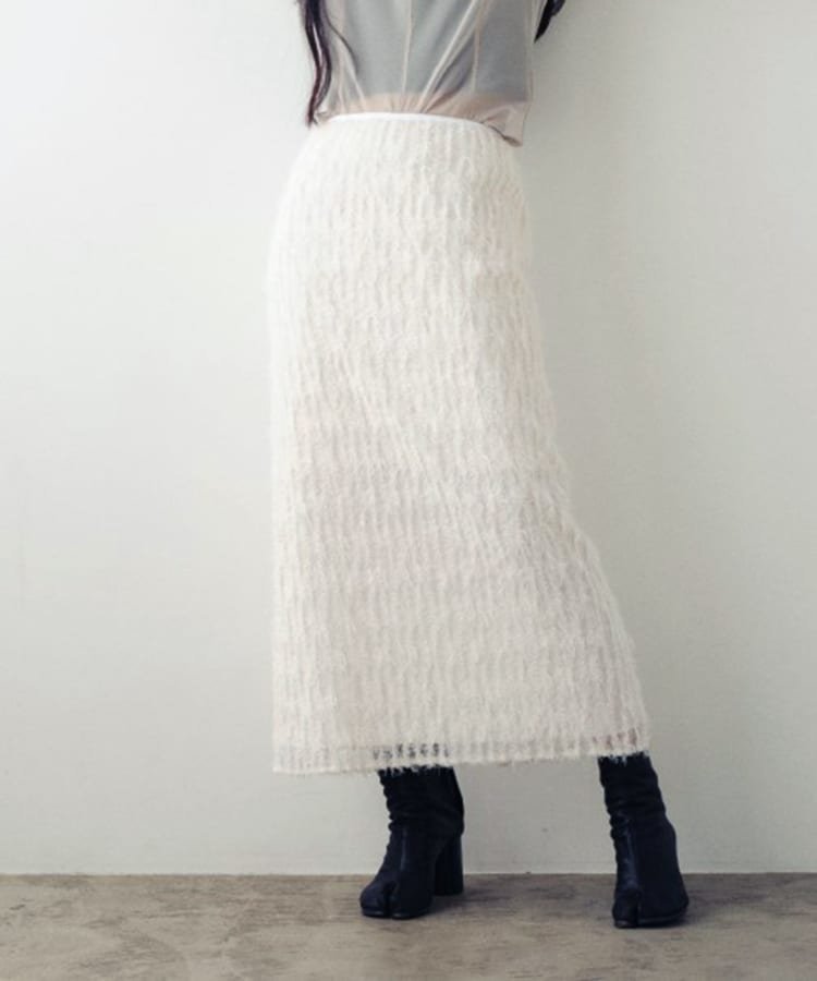 CODE A（コードエー）feather long skirt華やかなフェザーチュールを使用したペンシルスカートは、今年らしくCODEAらしいセンシャルな一枚。バックスタイルのメタルパーツが甘さを抑えるデザインポイントです。同素材のブラウス...