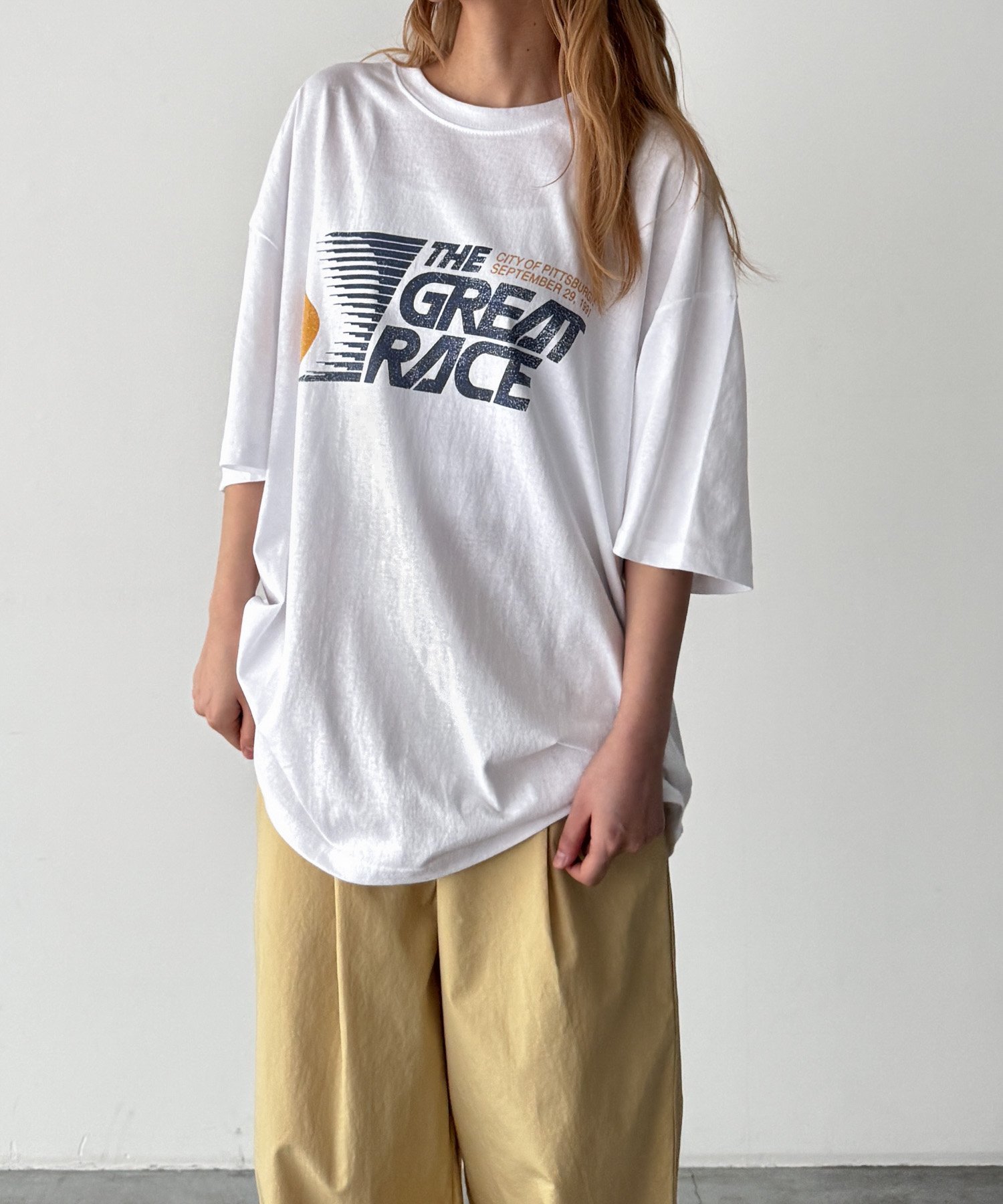 CANAL JEAN（キャナルジーン）Lakey Park "GREAT RACE"Tシャツデザインスポーティーでレトロなフロントロゴが目を惹くプリントTシャツ。ゆとりを持たせた身幅と肩の落ちたオーバーサイズシルエットで、性別を問わず楽しめ...