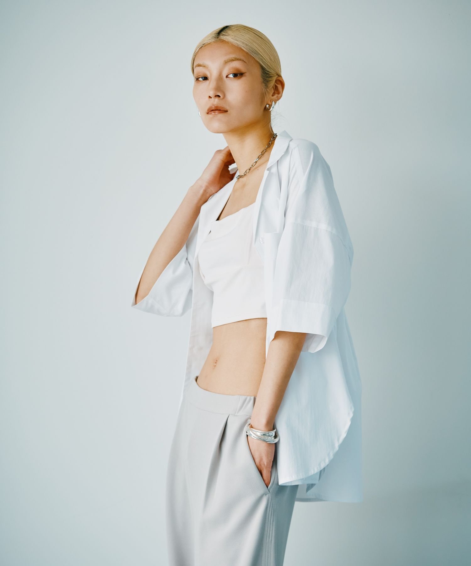 BAYFLOW（ベイフロー）【HEREIAM】アーバンワークシャツシャープにきまるワイドシルエットのワークシャツーーー★おすすめポイント★［1］ストレッチ性のあるシワ軽減素材［2］オープンカラーで首回りがすっきり［3］肘まで隠れるハーフスリ...