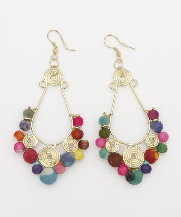 Amina Collection（アミナコレクション）【チャイハネ】ティラピアスインドの女性たちによって作られた一点一点思いが込められたハンドメイドアクセサリー。カラフルな色使いが耳元を華やかにしてくれる。細部にまでこだわった細かなデザイン...