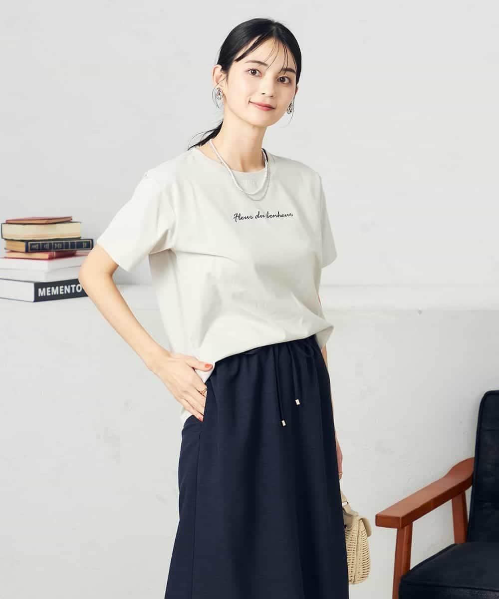 a.v.v（アー・ヴェ・ヴェ）【コットン100%】ハンドレター調ロゴTシャツ◆何枚あっても頼れる！大人のロゴTシャツ◆【デザイン】・シンプルなロゴ刺繍がポイントのTシャツ・コンパクトなすっきりしたシルエット・さらりと肌触りの良い綿素材で優し...