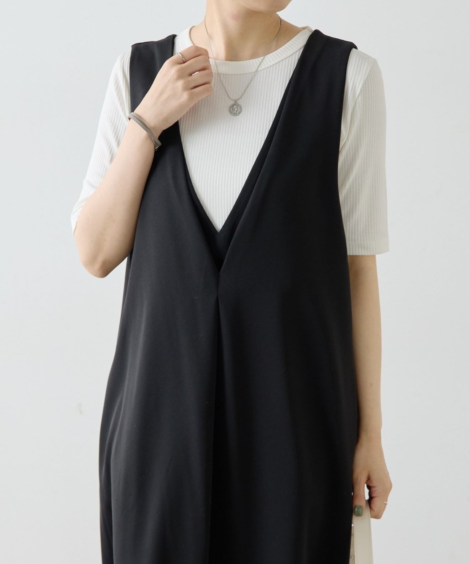 ear PAPILLONNER（イア パピヨネ）ベスト風ダブルVネックワンピース【SUM1 STYLE】落ち感あるシルエット&times;深Vネックですっきり見えレイヤード風デザインワンピ■デザイン・着心地・レイヤードしているようなVネック...