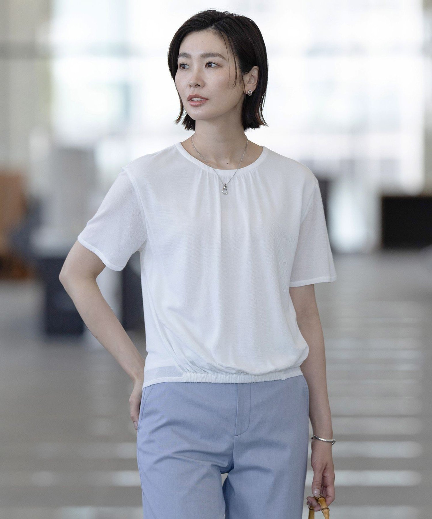 J.PRESS（ジェイプレス）【洗える】ミラノ風天竺シアー カットソーアンサンブル着用も可能！さりげなくトレンド見えを叶える大人カットソー■デザインアンサンブル風の着こなしが叶う、前裾にゴムを入れたカットソー。襟元にはさりげなく微配色の布帛...
