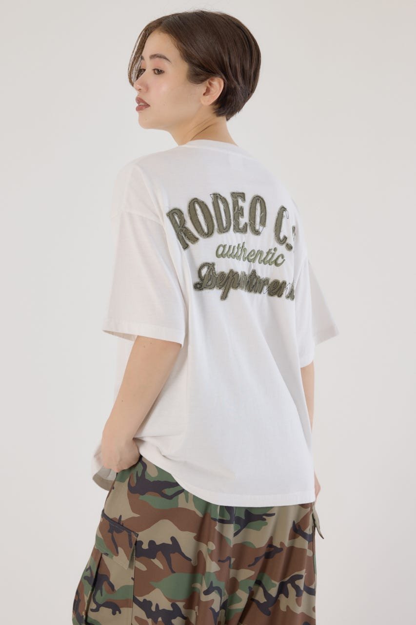 RODEO CROWNS WIDE BOWL（ロデオクラウンズワイドボウル）PATCHED LOGO Tシャツ■ポイントRODEOのロゴ部分がアップリケ仕様になった半袖Tシャツです。シンプルで合わせやすく様々なコーディネートにマッチする1枚...