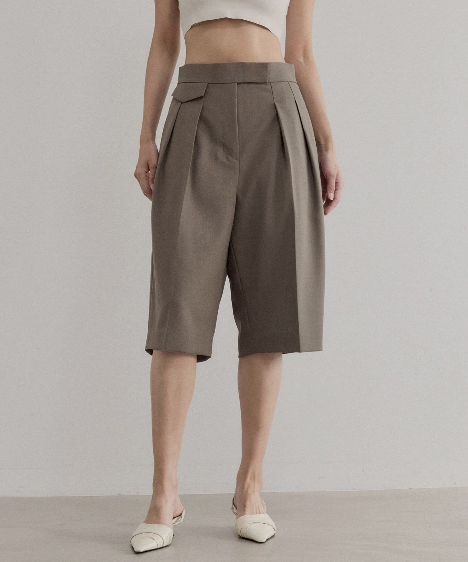 ADAM ET ROPE'（アダムエロペ）【EMOELLE】ハーフパンツ◇26SS◇ADAMETROPE'EMOELLE【Material】四子撚り（4本の糸を撚り合わせた糸）の平織素材。メンズライクな見た目と目付感ながら、適度な落ち感とド...