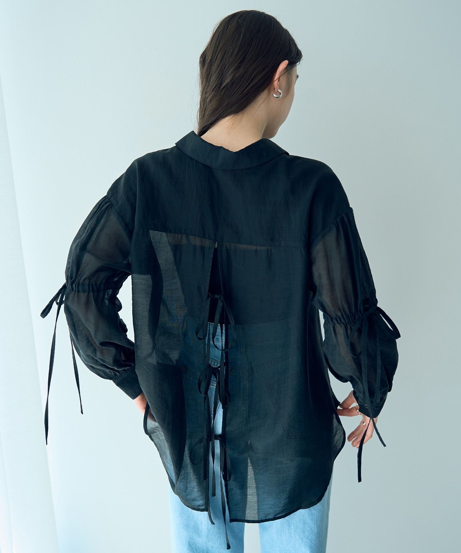 YECCA VECCA（イェッカヴェッカ）バックリボンシアーシャツ軽やかなシアー素材がシーズナルな雰囲気溢れるボタンダウンシャツ。バックスリットと袖にリボンアクセントを効かせた旬なデザインです。袖のリボンは緩くゴムを入れ、きれいなギャザーを...