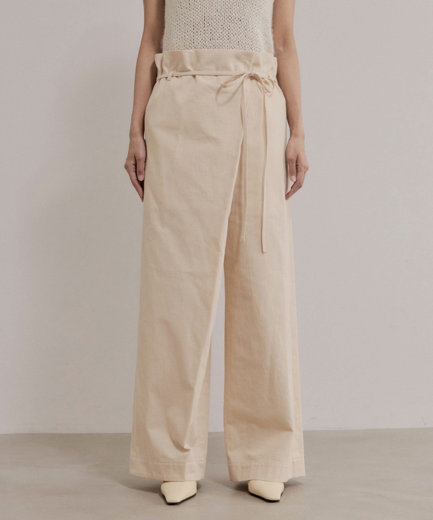 ADAM ET ROPE'（アダムエロペ）【EMOELLE】ラップパンツ◇26SS◇ADAMETROPE'EMOELLE【Material】経糸、緯糸共に英式紡績で糸を紡績したコットンを使用。1930年代のアルジェリア軍の古着を分析し再現し...