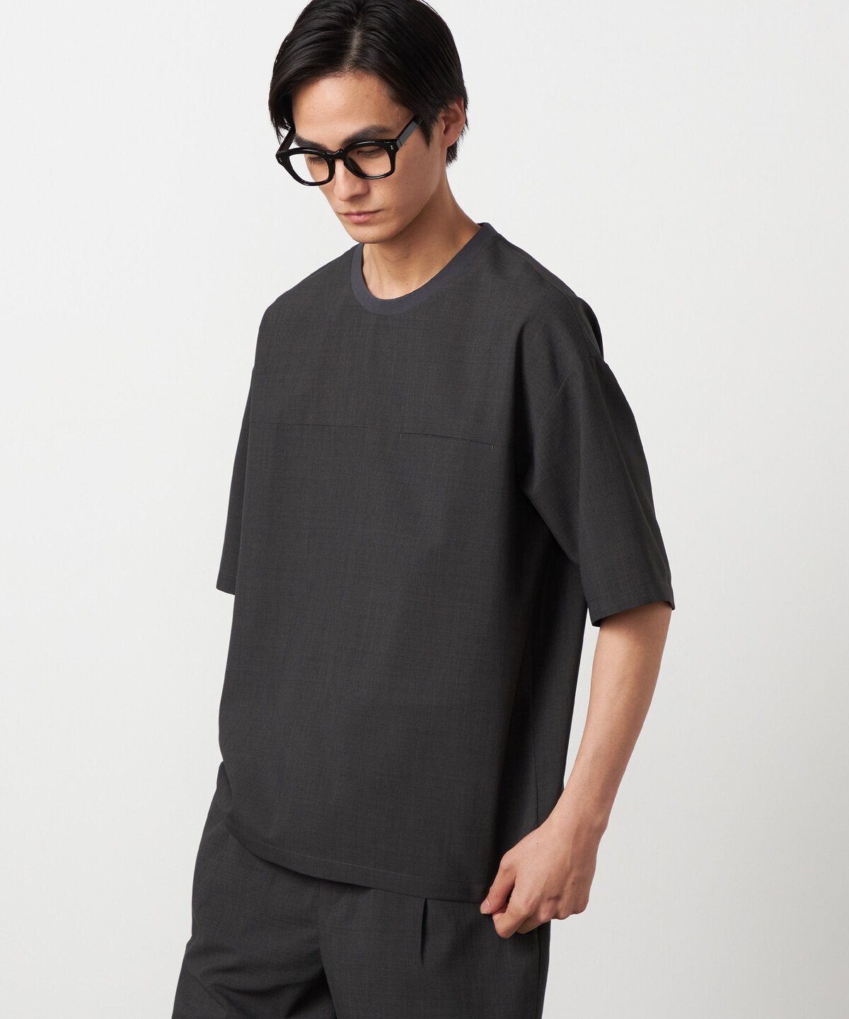COMME CA ISM（コムサイズム）【吸水速乾】リネンライクポリエステル 布帛Tシャツ《デザイン》デザインはドロップショルダーのゆったりとしたシルエットの布帛Tシャツです。着脱しやすいよう、襟は広めの設計にしています。清涼感ある素材なの...
