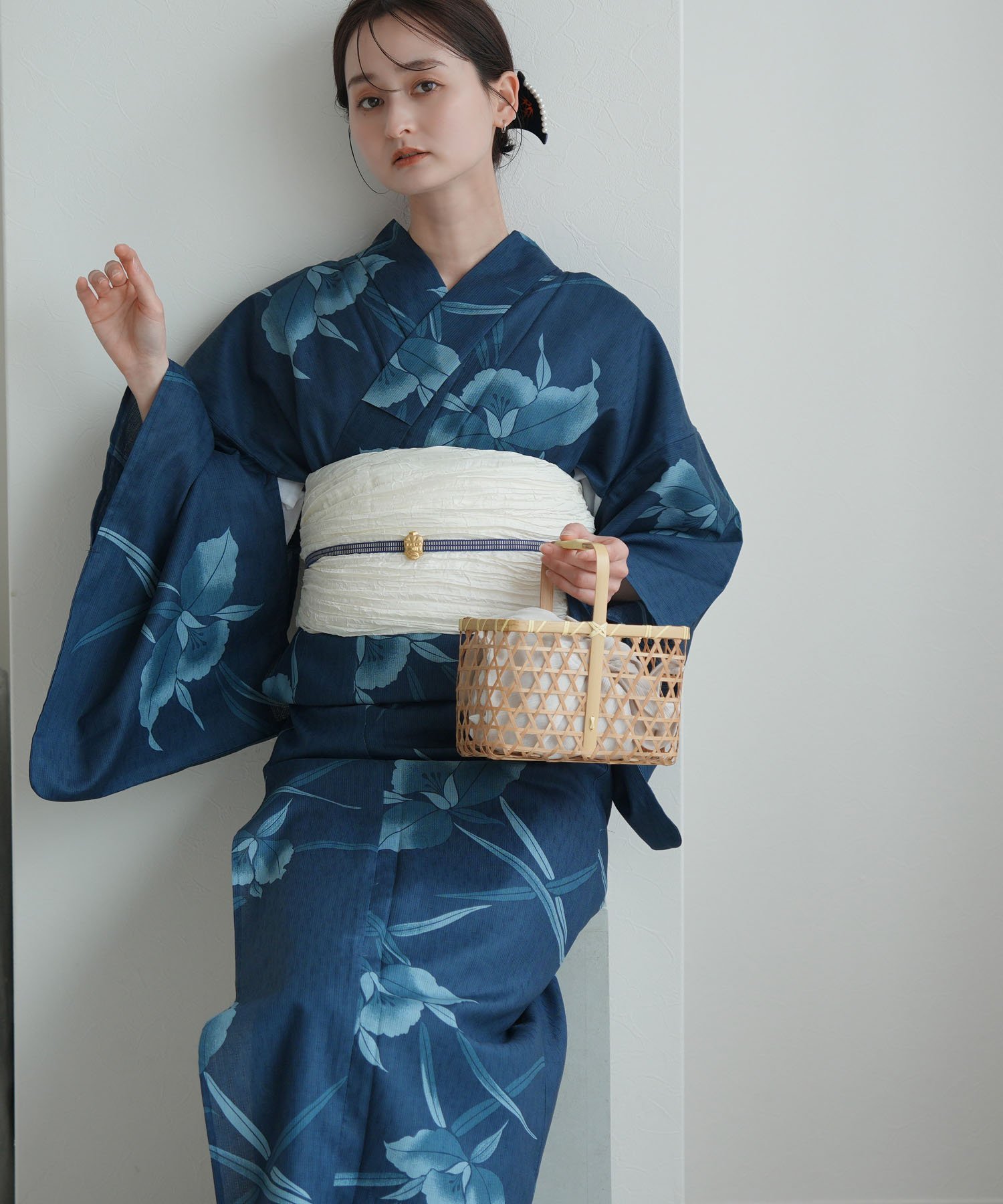 utatane（ウタタネ）utatane 浴衣 3点セット 鉄紺に滲むカトレア Fサイズ「静寂に溶ける、優美の記憶。鉄紺に滲むカトレア」深い夜のしじまを思わせる、奥行きのある「鉄紺」。そこへ、露に濡れたような透明感で描かれたのは、名門のアー...