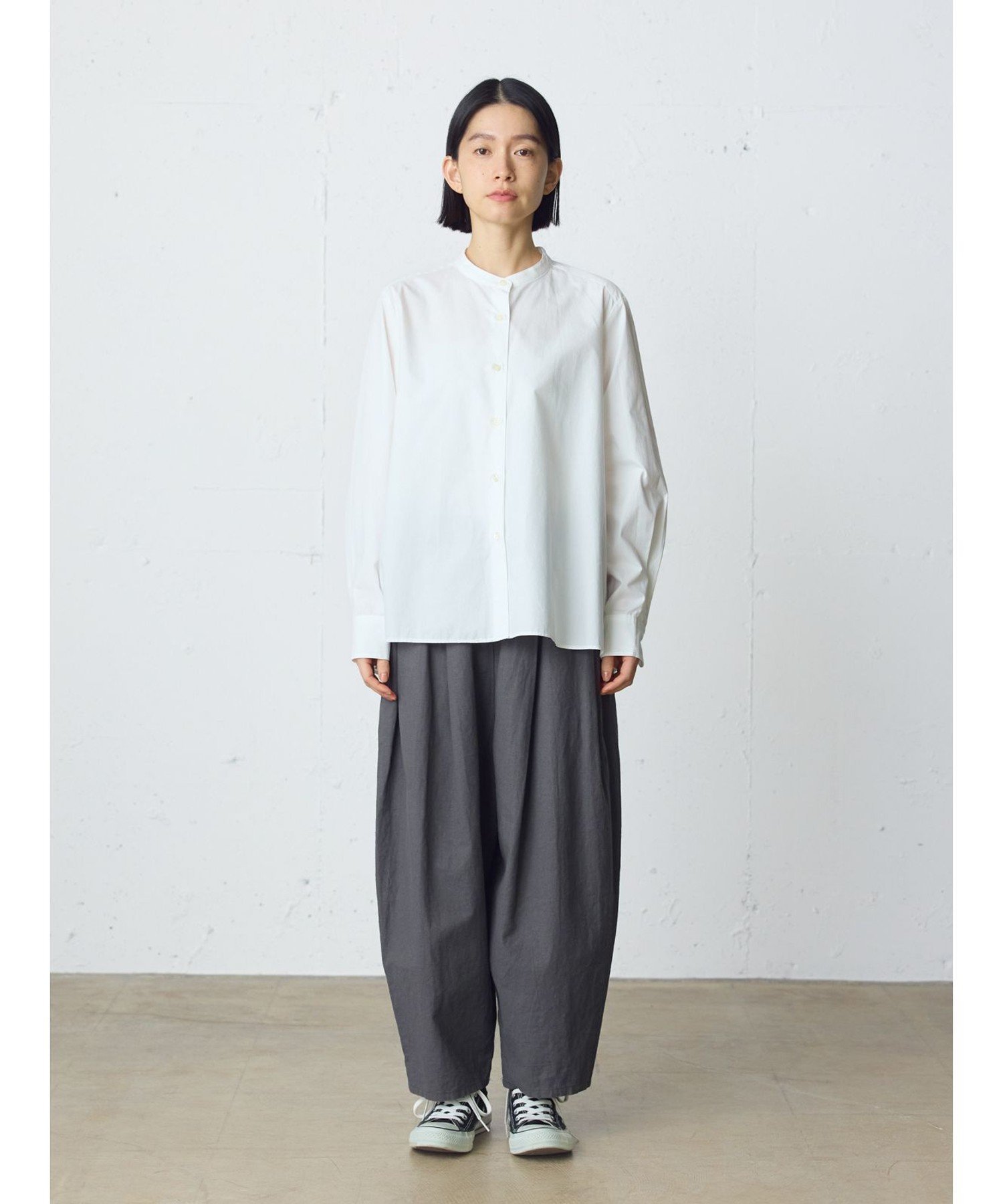 MARcourt（マーコート）MidiUmi C/Lワイドイージーテーパードパンツコットンリネンのキャンバス地を使用したC/Lワイドイージーテーパードパンツです。柔らかく膨らみがあり、透けずらい素材感が特徴。腰周りはゆったりとデザインしてお...