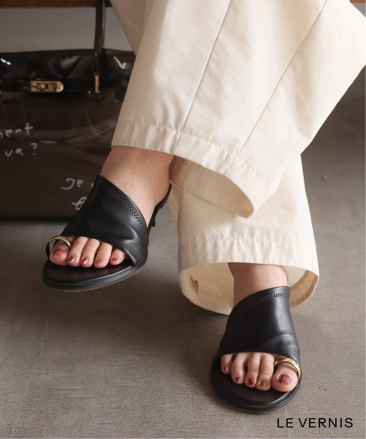 SLOBE IENA（スローブ イエナ）LE VERNIS/ル・ベルニ Toe ring sandals※カラーについて弊社販売カラー名：メーカーカラー名ブラック(001)：BLACK【2026SS】SLOBEIENAトゥリングのディテール...