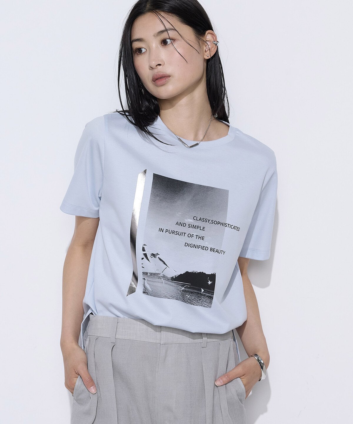 COMME CA（コムサ）[ Sサイズ ] スーピマコットンポンチ Tシャツ《デザイン》丸首のベーシックなプルオーバーを、夏らしい図案へと刷新しています。ブランドのパーパスである「上品・上質・シンプル」をキーワードに、風景画と組み合わせたプ...