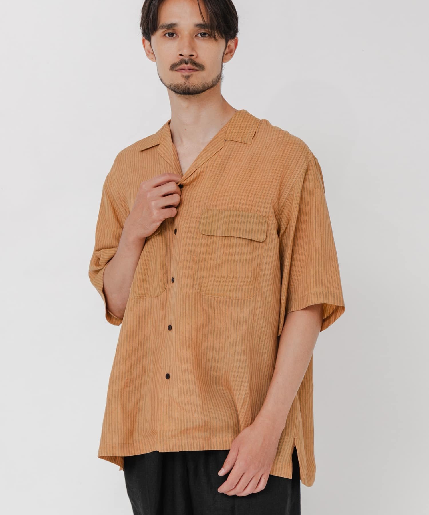 URBAN RESEARCH（アーバンリサーチ）CUPRO COLD DYE SHIRTS 店舗にてお問い合わせの際は、下記の品番をお申し付け下さい。 品番：UR26230-1030105 【コールドダイの染めムラが魅せる、ヴィンテージのよ...