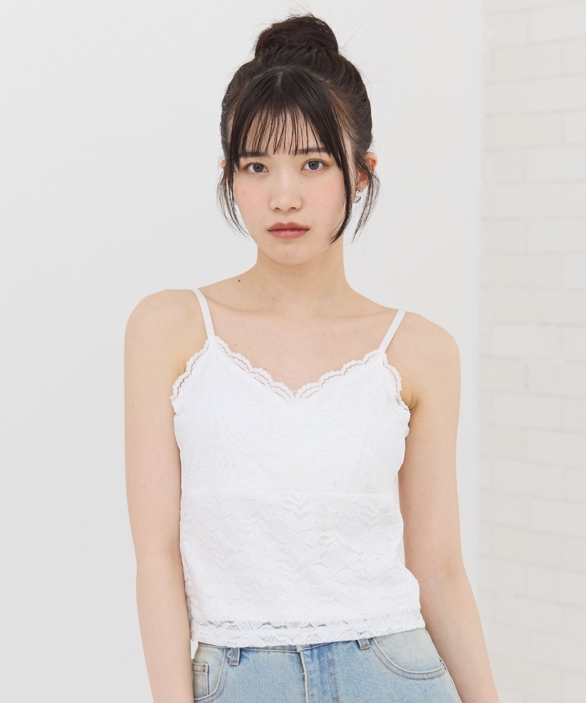 REDYAZEL（レディアゼル）カップインレースキャミ着こなしを華やかにするレイヤードアイテム繊細なレースとスカラップの縁取りが上品な印象のカップ付きレースキャミソール。シンプルデザインでレイヤードに取り入れやすく、Tシャツやシアートップス...