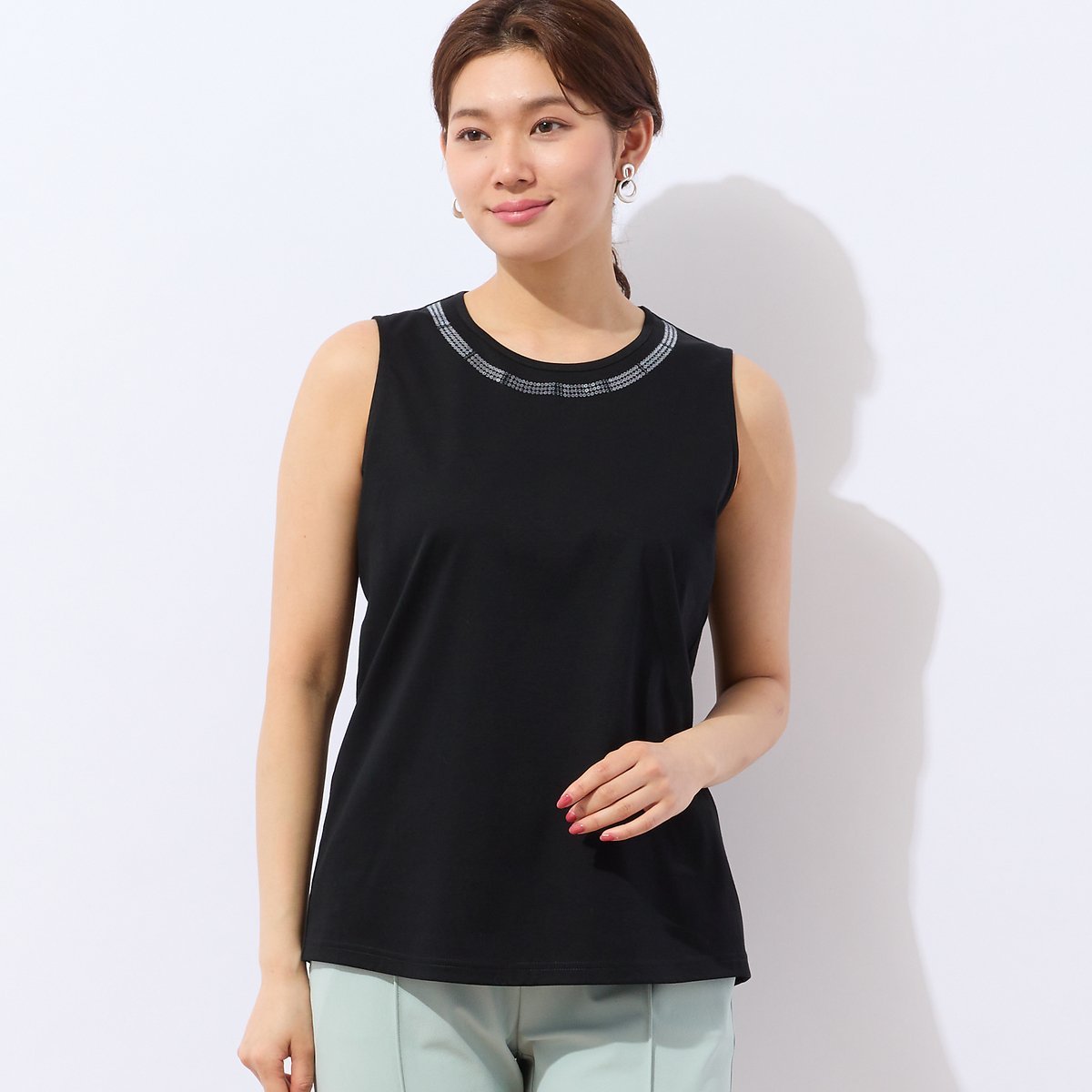 LOBJIE（ロブジェ）【洗える・日本製・綿100%】襟ぐり刺繍コットンタンクトップ■商品紹介■【洗える】◆煌めく刺繍でネックレスいらず！着まわせるノースリーブトップス◆きれいな表面感と安心感のある肉感でさらっと着ていただけるタンクトップ。...