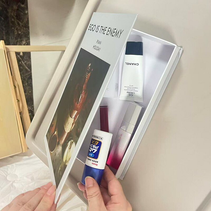 フォトプロップ × 収納を両立した本型ボックス 本の見た目をした収納ボックスで、カメラ撮影のプロップとして使えるだけでなく、小物を隠し収納する実用性も兼ね備えています。 複数デザインから選べる Type-A~L まで様々な表紙デザインが用意...