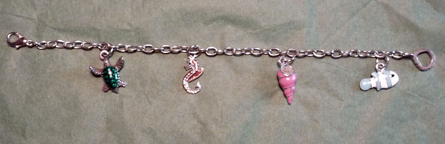 錫90％、銀10％のピュアメタルから作られています。タイ王国チェンマイに構えるロイファー工房の作品です。細かな細工と、気品ある作品に魅せられます。 17-20cmの手首回り、足首回りに対応。 ウミガメ、タツノオトシゴ、巻貝、ニモ。SuanC...