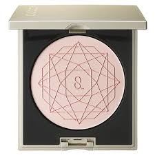 内容量9.5gメーカー（販売元）スック製造国国内製（日本製）商品区分化粧品特徴■独自の新3Dプリンタ加飾技術を初採用。光の軌道が広がる様子を立体模様で描き、肌に纏う喜びに加え、美術品のように愛でる喜びもあるフェイスコンパクトです。なりたい印...