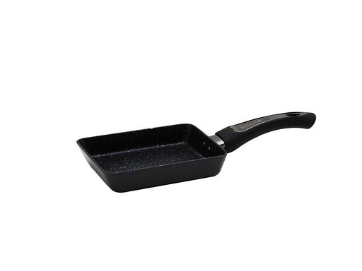 玉子焼き 熱回りの良いアルミx3層フッ素樹脂コーティング。アルミ素材が素早く熱を全体に伝え、3層フッ素コーティングにより焦げ付きにくく、少量の油でも調理可能。調理ムラも軽減されます ガス火・IH(100V/200V)・ラジエントヒーター・シ...