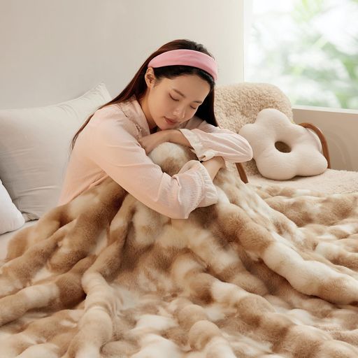 【商品の仕様】シングル:130x160cm 2.25kg セミダブル:160*200cm 3.18kg 素材:ポリエステル 【二枚合わせ毛布、保温性アップ!】本毛布は表裏側全部上質のラビットファー調生地:表側は長めの極細繊維、内側は短めの極...