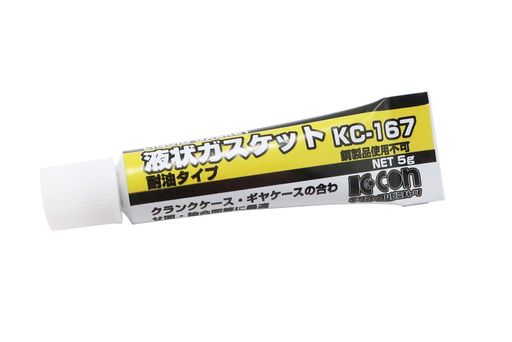 汎用 内容量:5g シリコン系液状ガスケット(耐油タイプ) 用途:クランクケース・ギアケースの合わせ面・接触面 等 スランプ流動性:流動 温度範囲:-60°C~200°C 表面乾燥時間:約60分~ 銅製品への使用:不可