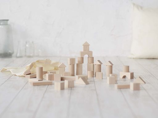 日本製の30mm基尺のコンパクトなつみきセットです。自然素材の天然木仕様で穏やかな手触りです。つみきを2つ、3つと積んで遊ぶことでお子様の数学的思考を養えます。 たくさん遊んだあとは、コットン製のバックでお片付けできます。計42ピースとボリ...