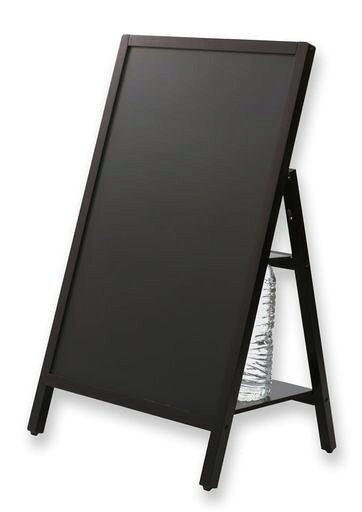 2Lペットボトル(別売)を重しにして転倒防止対策ができるブラックボード。風速15m/sでも倒れない(試験実施済) 2リットルのペットボトルを4本設置可能で、追加の重し対策が不要です 板面:チョーク&amp;マーカー&amp;マグネット可 畳...