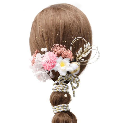 ドライフラワーヘアアクセサリーは、アジサイ、カスミソウ、ピンポンマムなど、人気の花材を組み合わせたオリジナルの髪飾りです。 髪飾り ゴールドの和風ビーズと瑞々しいパールがアクセントとなり、ヘアスタイルに優雅で上品な雰囲気を添えます。遠くから...
