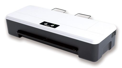 A4対応の2本ローラーラミネーター ウォームアップ約1分、A4仕上り約1分のシンプル設計。コンパクトボディで場所をとりません。 対応フィルム厚:100/150μm 外形寸法:W350xD140xH74mm、質量:約1.2kg