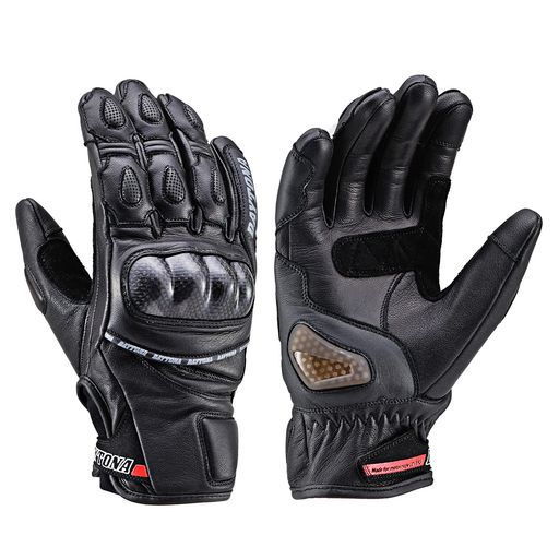 【材質】ゴートスキン(山羊) 【仕様1】カーボンナックルガード、パームスライダー、クッションパッド、立体パターン、シャーリング装備 【仕様2】タッチパネル対応 【仕様3】春/夏/秋/冬対応 【用途】バイク用革グローブ プロテクター:カーボン