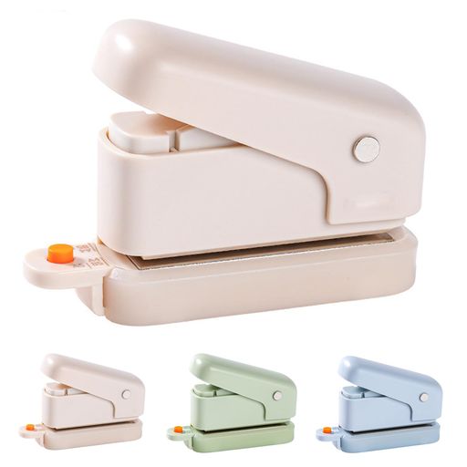【A4/B5/A5 対応】新型穴あけパンチは A4・B5・A5 全ての用紙に対応しています。コピー用紙なら一度に 5 枚までまとめて穴開け可能、6 穴同時仕様で学生の方に最適です。お手持ちのコピー用紙や好みの紙で簡単にリングファイル用の紙を...