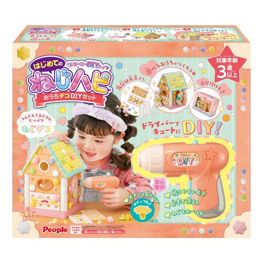 対象年齢:3歳~ 使用電池:単四電池2本(別売り) ドライバーを使ってねじデコをたっぷり楽しめます。 ねじハピドライバー、ホイップねじ用ビット、ホイップねじ5色計約60ケ、お片付けツールボックス、土台パーツ、マシュマロはしらパーツ4、まどつ...