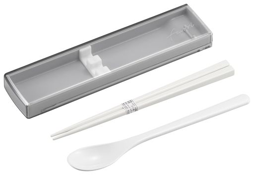 ●お箸とスプーンのカトラリー2点セット。●シリコーンパーツ付きでカチャカチャ音がなりません。●スライド式で開閉しやすい。●抗菌剤添加。銀イオンの抗菌力が樹脂表面の細菌の増殖を抑制します。●抗菌(抗菌加工部分:ケース本体・箸・スプーン/抗菌剤...